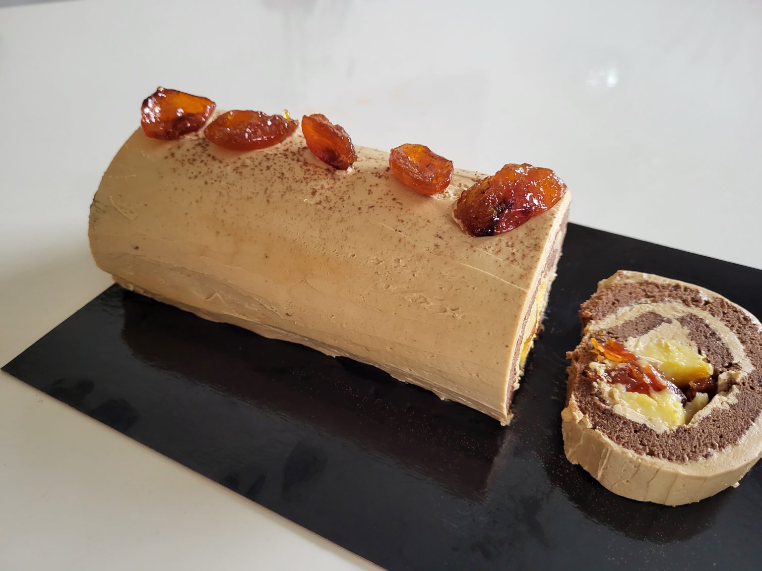 Bûche roulée au Café, Citron et Kumquats Confits >