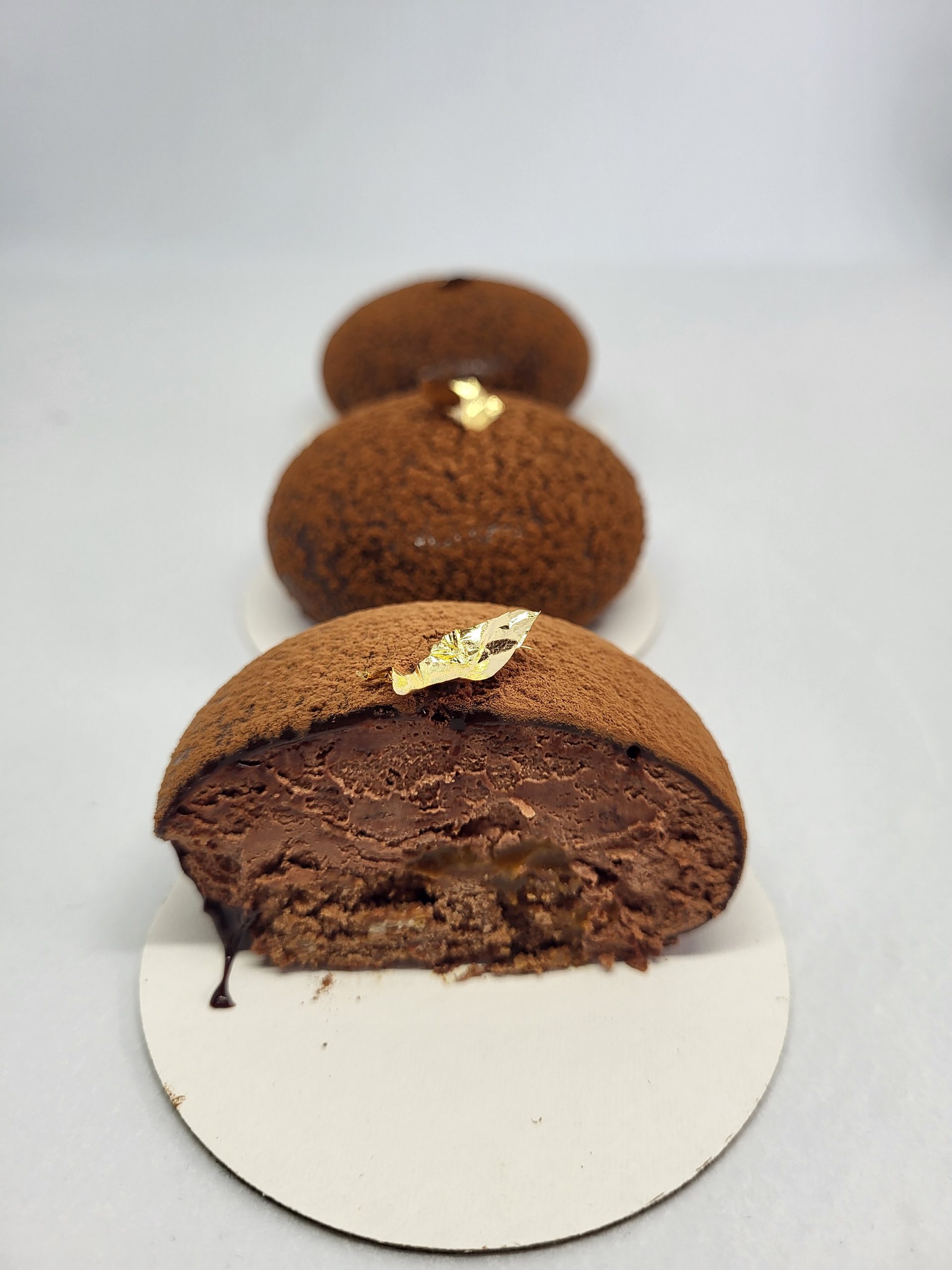 Entremet Mousse Chocolat et Coulis Mangue >